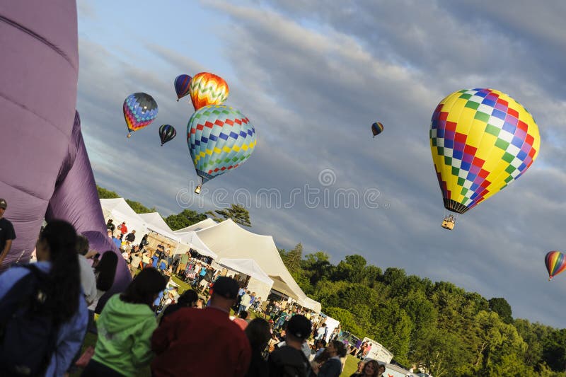 Globos Que Salen De área De Lanzamiento Imagen de archivo editorial ...