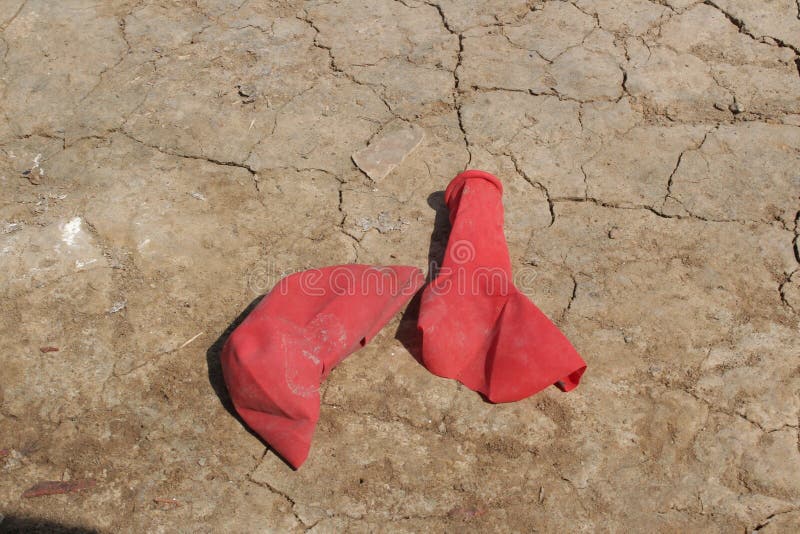2 globos rotos yacen foto de archivo. Imagen de tierra - 257563380