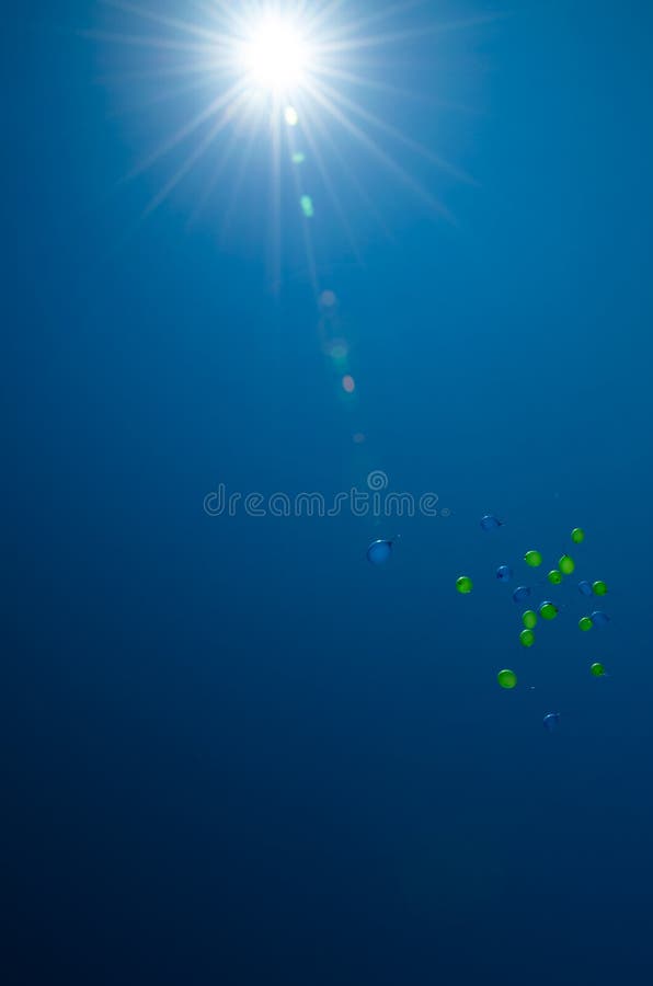 Globos y sol en el cielo imagen de archivo. Imagen de rayo - 60588577