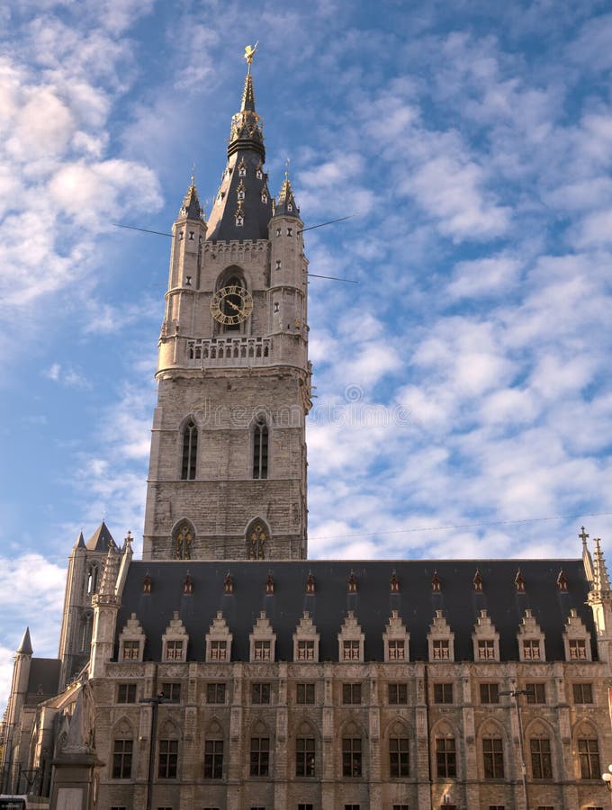 Aussicht Auf Das Rathaus Von Gent, Belgien, Europa, Auf Der Rechten ...