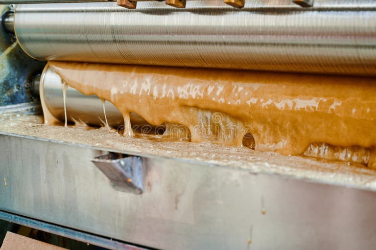 Glue-spreading Machine Efficiently Applies Hot Adhesive in a ...