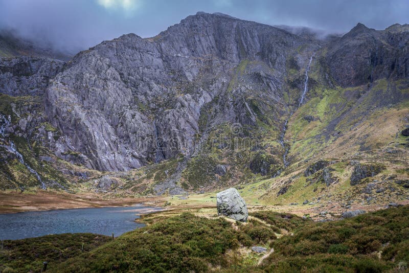 Glyder Fawr, Snowdonia fotografia stock. Immagine di laghi - 73468574