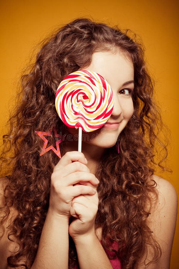 Glückliche Junge Frau Mit Lutscher Stockfoto - Bild von frau, mode ... Glückliche Junge Frau Mit Lutscher Stockfoto - Bild von frau, mode ...