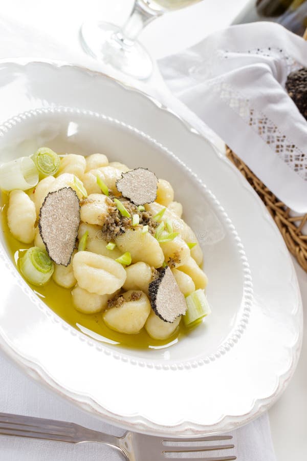 Gnocchi Avec La Truffe Blanche Image stock - Image du truffes, collecte ...