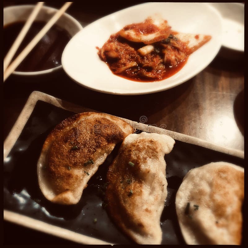 Gnocchi e kimchi coreani immagine stock. Immagine di bacchette - 130778891