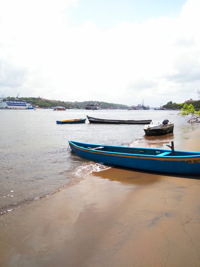 Goa beach boats in india editorial photography. Image of beach - 175673987