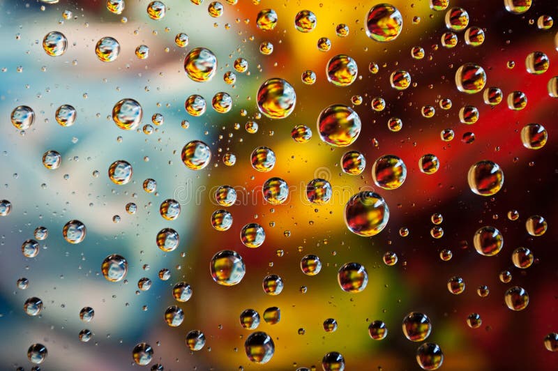 Gocce colorate dell'acqua immagine stock. Immagine di orizzontale ...