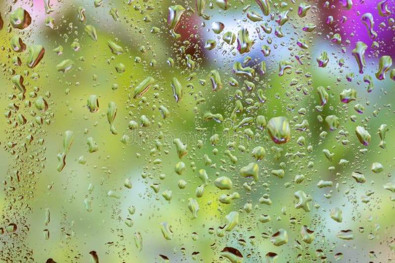Gocce dell'acqua su vetro immagine stock. Immagine di acquerugiola ...