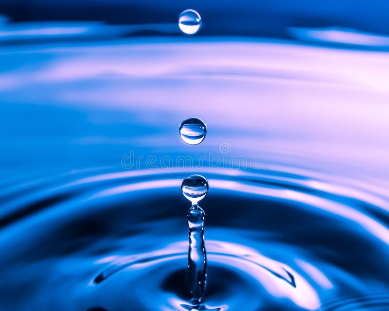 Gocce Che Cadono Nell Acqua Blu Foto Stock - Download 158 Royalty Free ...