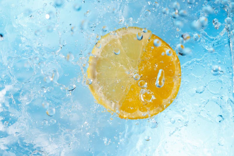 Gocce Di Acqua Che Cadono Sul Limone E Sull'arancia Immagine Stock ...