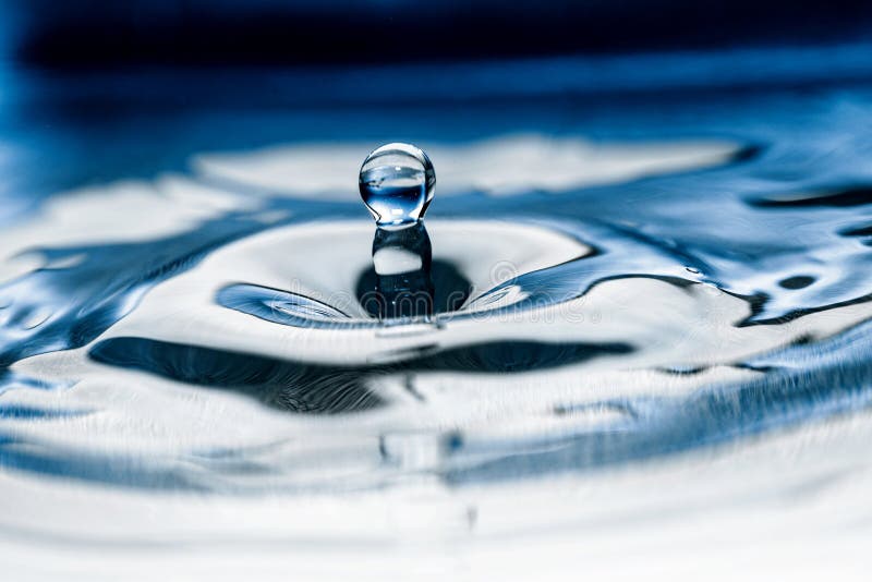 Goccia di acqua immagine stock. Immagine di cerchio, cadere - 63347485
