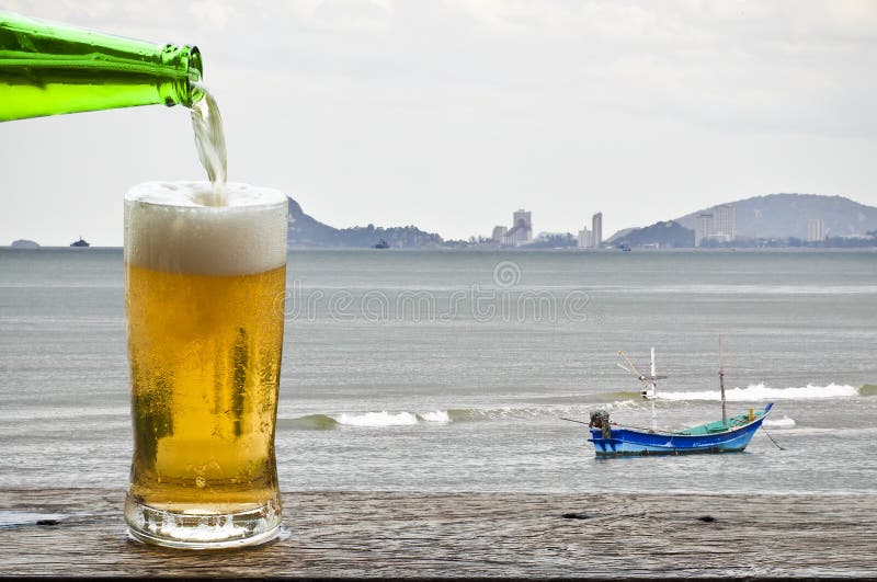 Goce De La Cerveza Con Paisaje Del Mar Foto de archivo - Imagen de ...