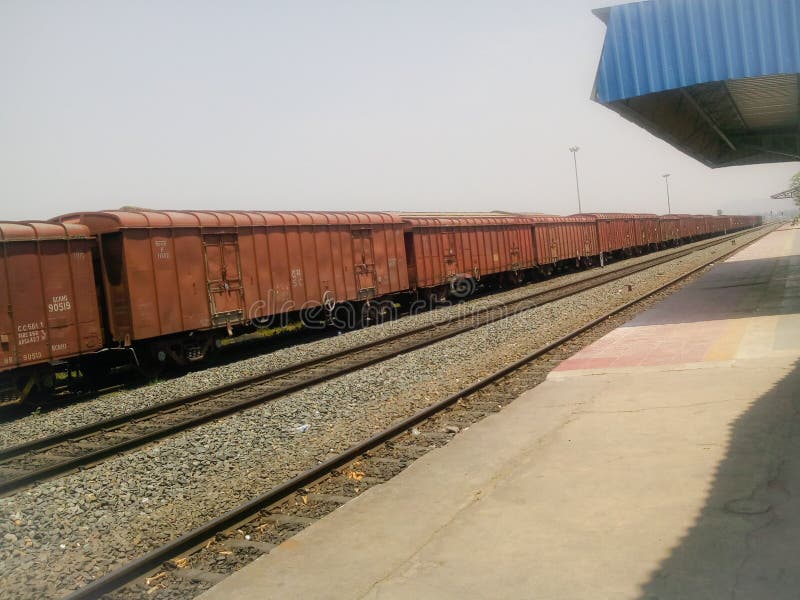 Goederentrein redactionele stock afbeelding. Image of spoorweg - 103871704