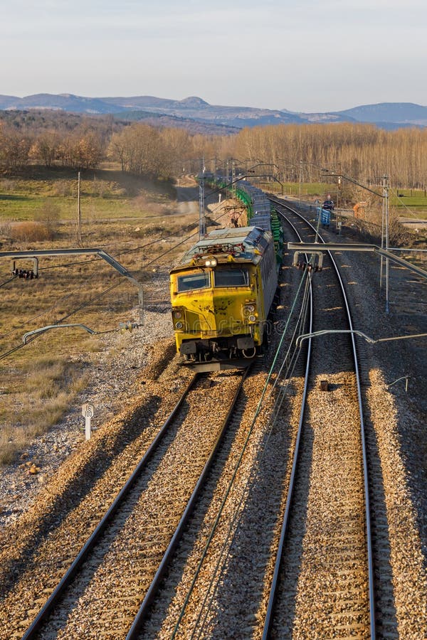 Goederentrein stock afbeelding. Image of ijzer, vervoer - 44470565