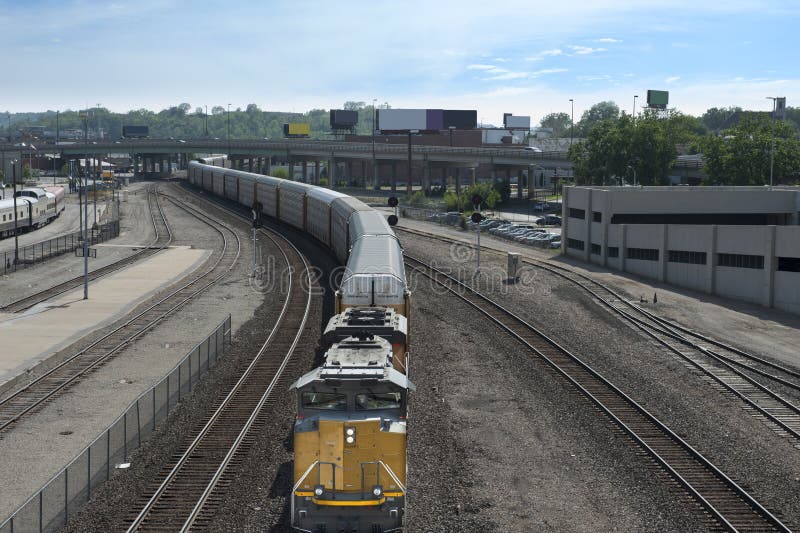 Goederentrein in de stad stock foto. Image of parkeren - 31339968