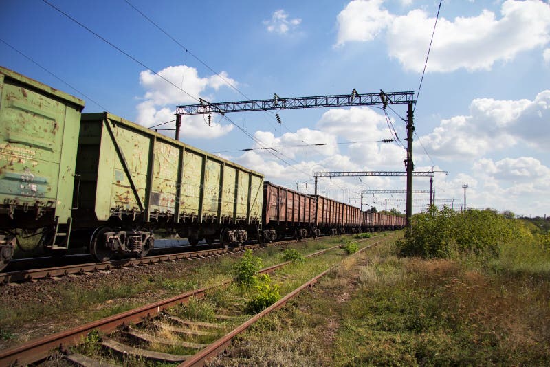 Goederentrein in het land stock afbeelding. Image of staal - 59421587