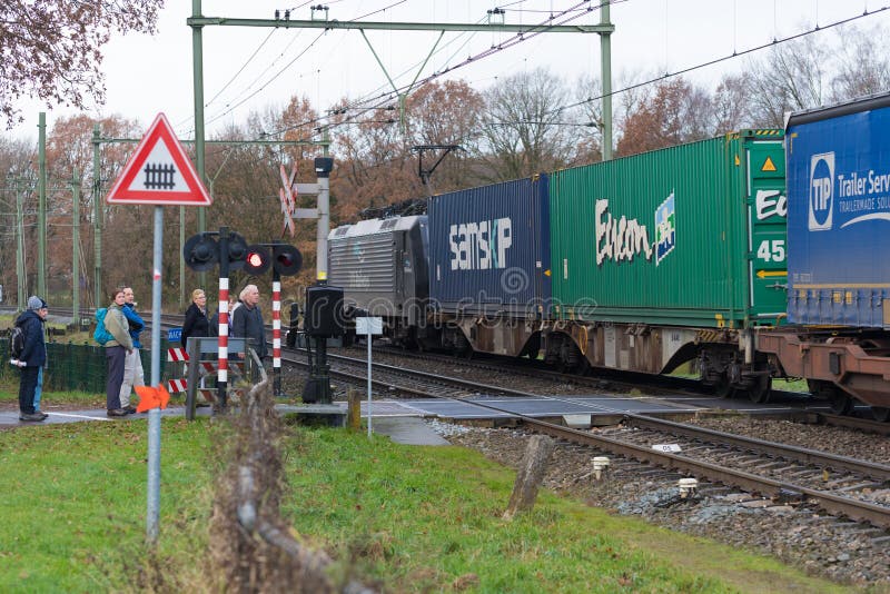 Goederentrein het overgaan redactionele stock foto. Image of signaal ...