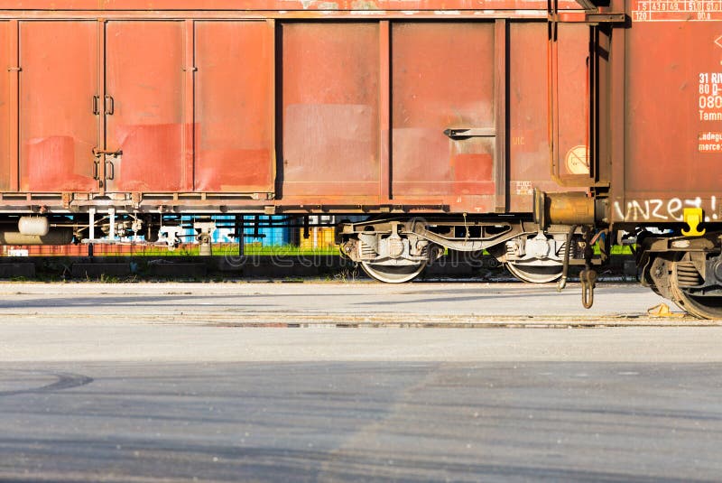 Goederentrein met tanks stock foto. Image of zaken, buiten - 63011718
