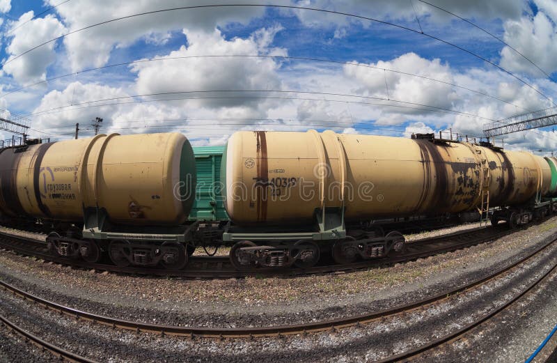 Goederentrein Met Tankerauto's Redactionele Foto - Image of industrie ...