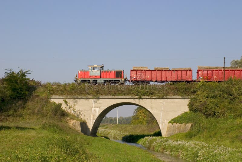 Goederentrein in Villany stock afbeelding. Image of spoor - 1468005