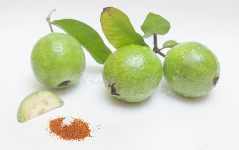 Goiaba Com As Folhas Isoladas No Fundo Branco Imagem de Stock - Imagem ...
