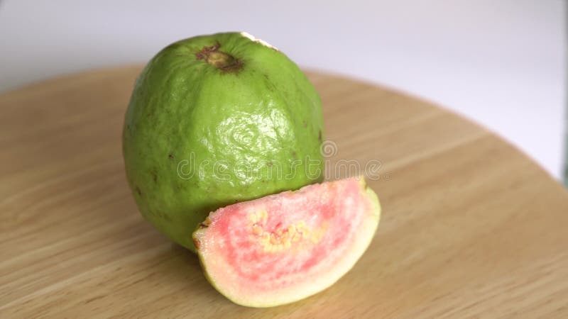 Goiaba Com Fatia Na Tabela De Madeira E No Fundo Branco Foto de Stock ...