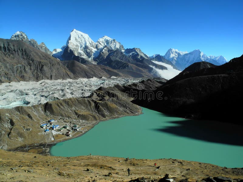 Himalaja Gokyo Ri, Berge Von Nepal, Schnee Bedeckte Hohe Spitzen Und ...