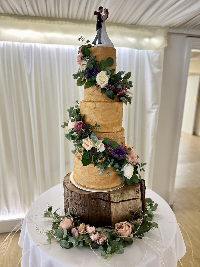 Gold floral wedding cake stock image. Image of style - 249833119