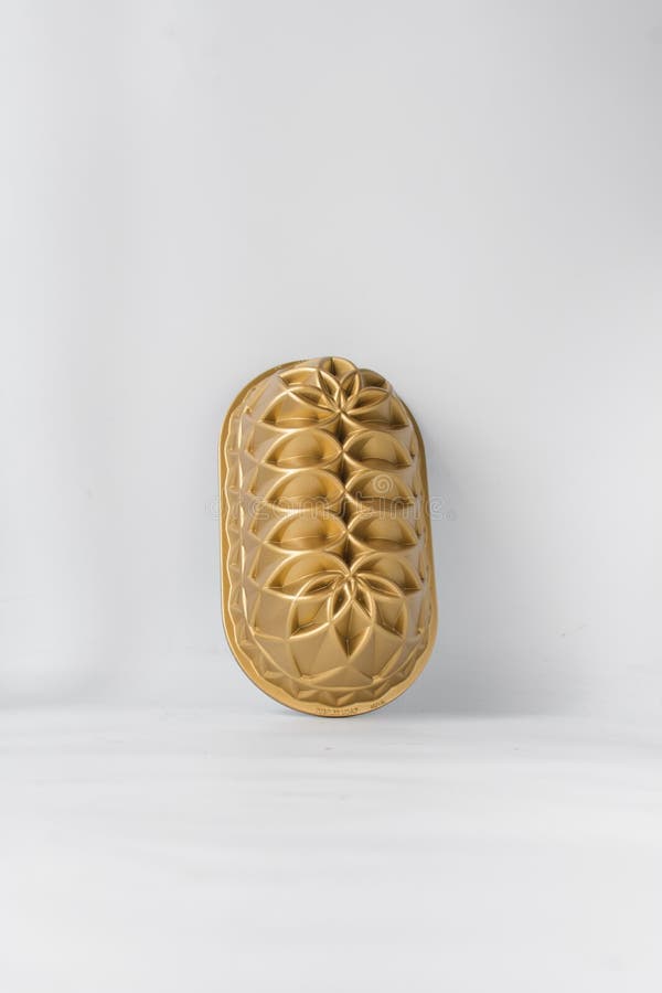 Gold Loaf Pan with Patterns, Cast Iron Loaf Pan Stock Image - Image of ...