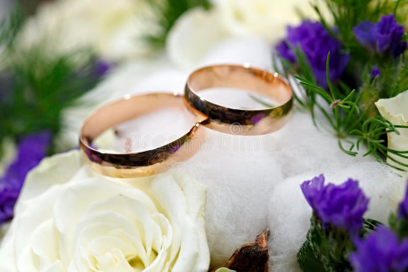 Gold Wedding Rings on Bouquet of Flowers for the Bride Stock Photo ...