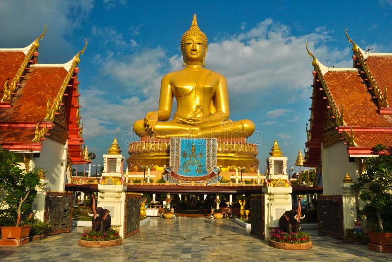 Golden buddha editorial stock image. Image of quiet, golden - 19111674