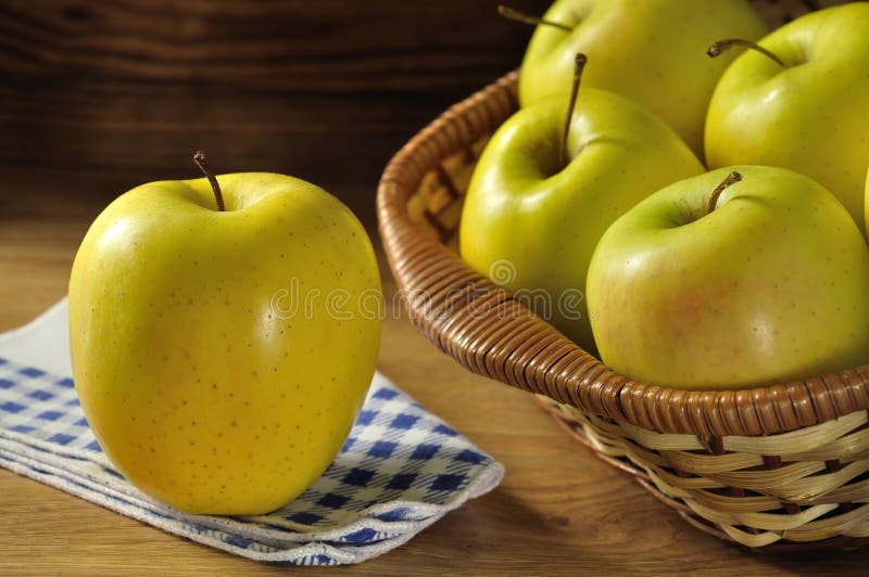 Golden- Delicious Apfel stockfoto. Bild von vorstand - 28435382