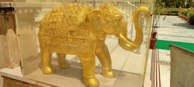 Golden Elephant Pavapuri Temple Stock Image - Image of statue, horn ...