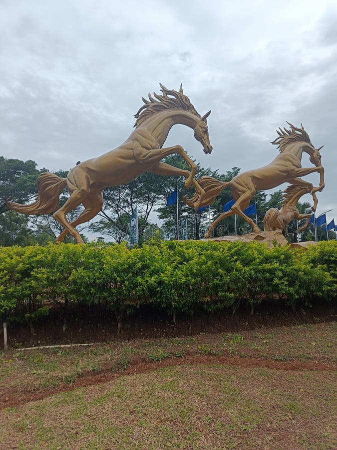 Golden horse statue editorial photography. Image of animal - 368970172