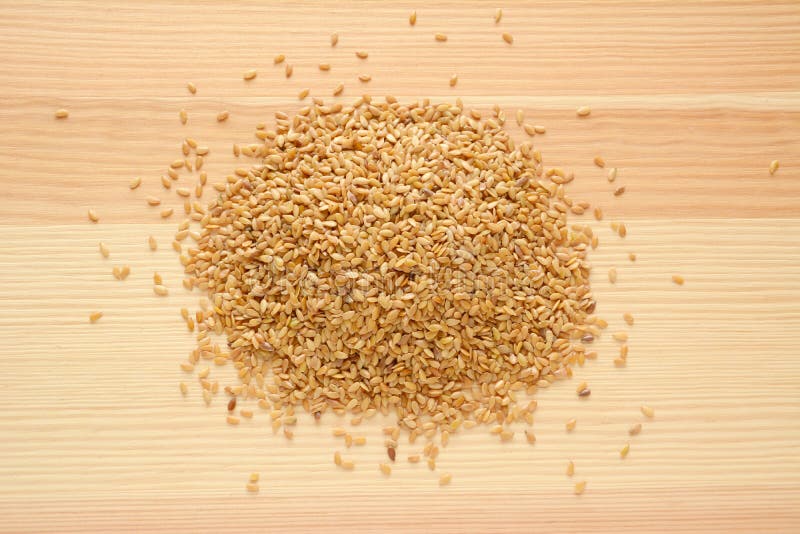Golden Linseed / Flax Seeds Stock Photo - Image of layer, plant: 28639352