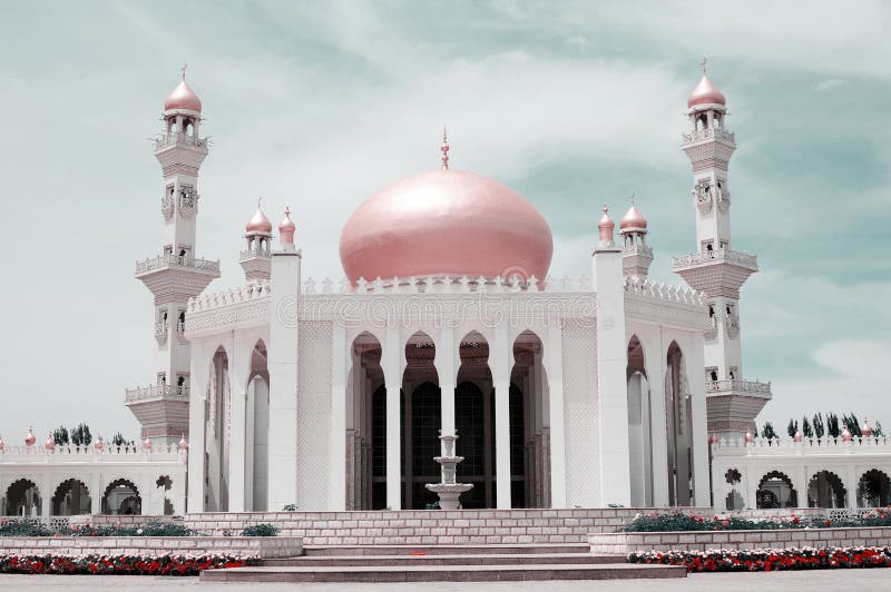 Golden Mosque stock image. Image of dome, skyline, roof - 19717925
