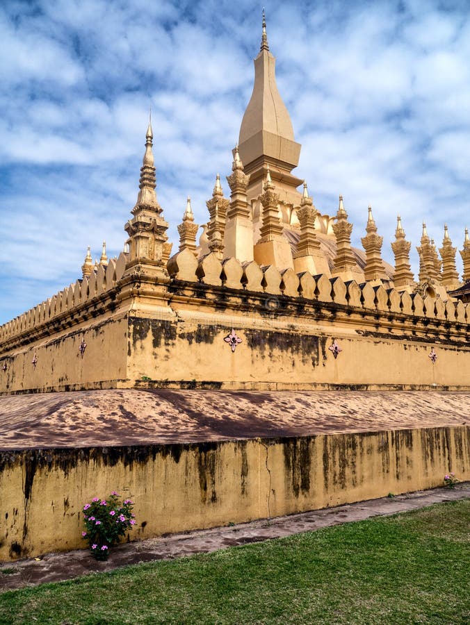 Golden Pha that Luang Stupa Stock Image - Image of temple, golden: 58109491
