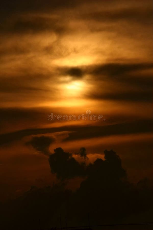 Goldene Wolke stockbild. Bild von gold, golden, cloudscape - 5505547