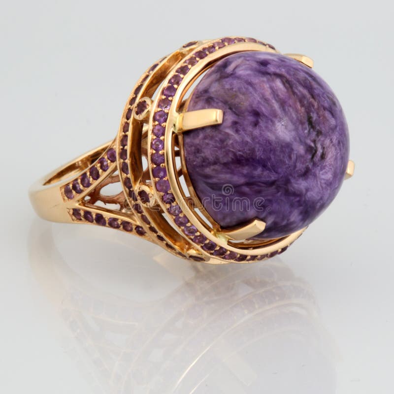 Goldener Ring Mit Rosa Stein Stockfoto - Bild von ohrringe, panorama ...