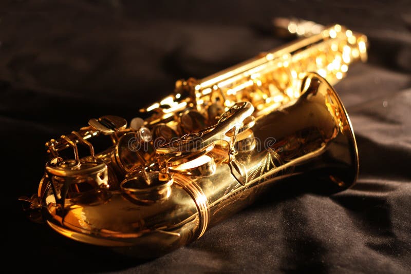 Goldenes Saxophon stockbild. Bild von reflexion, instrumentell - 16387217