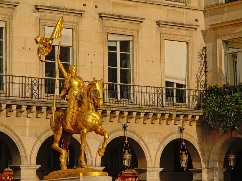 Goldstatue Von Jeanne D'Arc, Paris Redaktionelles Stockfoto - Bild von markierungsfahne ...