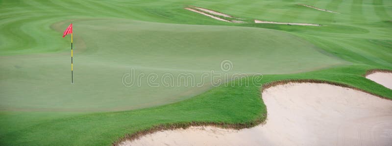 Golf Groen met rode vlag stock foto. Image of nave, golf - 23664288