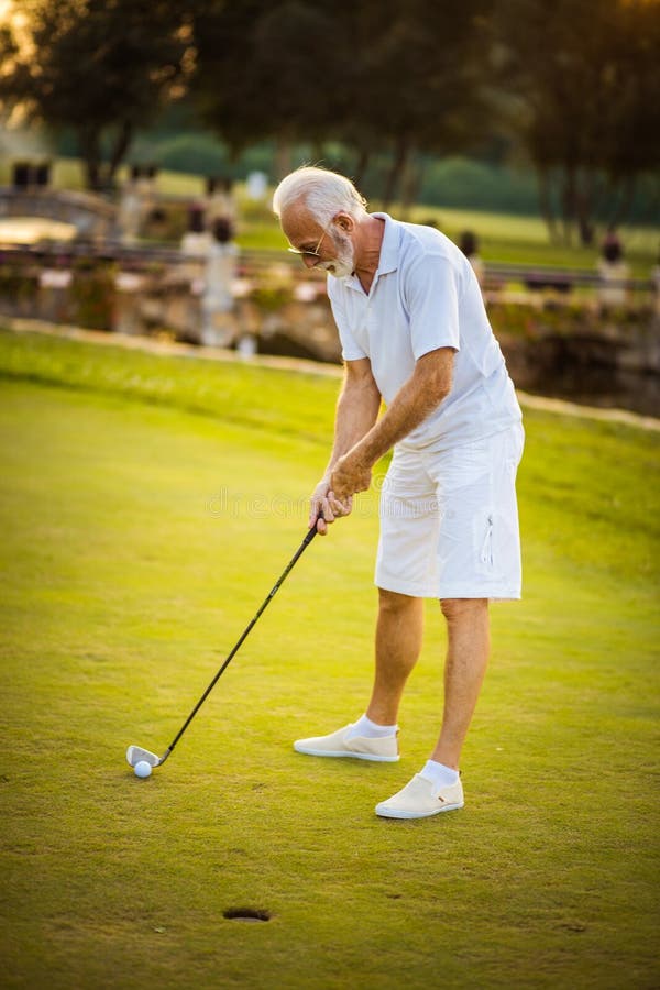 Golfista De Alto Rango Se Prepara Para Disparar Imagen de archivo ...