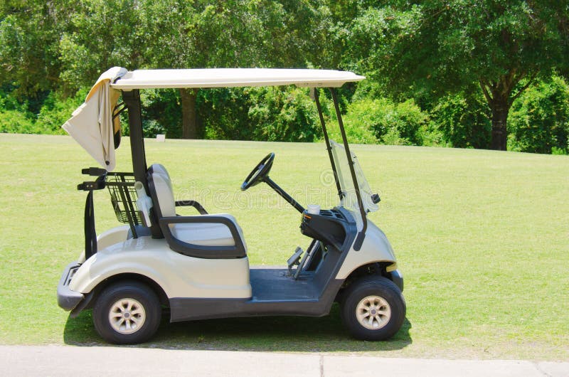 Golfmobil Auf Einem Golfplatz Stockfoto - Bild von bäume, bürgersteig ...