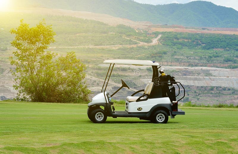 Golfwagen auf Golfplatz stockbild. Bild von szenisch - 15708249