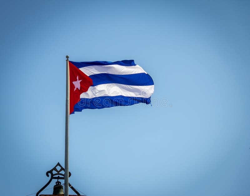 Golvende Cubaanse Vlag Die Over Revolutievierkant Vliegen In Havana ...