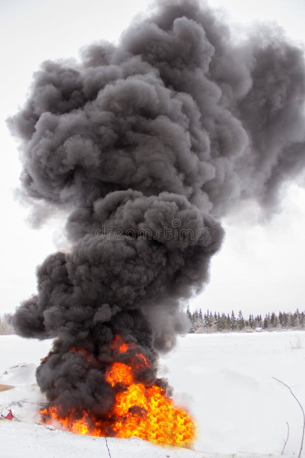 Opwaaiende zwarte rook stock foto. Image of sneeuw, brand - 36424320