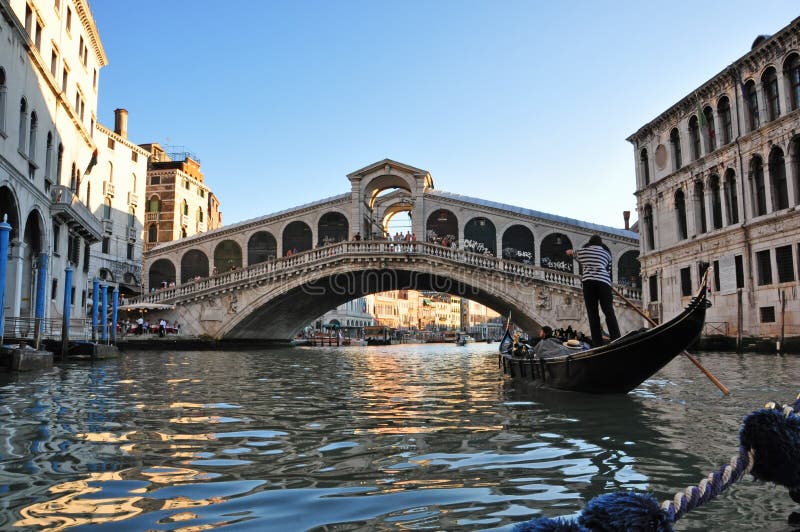 Gondel Dichtbij Rialto Brug, Venetië Redactionele Stock Afbeelding ...