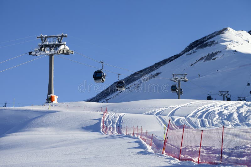 Gondellift En Sneeuwskihelling in Mist Stock Foto - Image of extreem ...