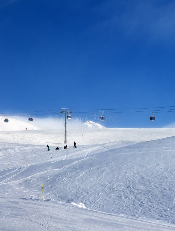 Gondellift En Sneeuwskihelling in Mist Stock Foto - Image of extreem ...